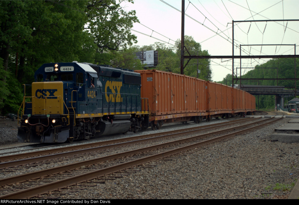 CSX GP40-2 4424 leads Q706-16